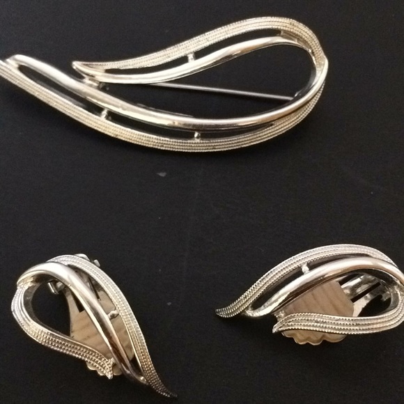 Sarah Coventry | Jewelry | Vintage Sarah Coventry Set Brooch With Clips ...